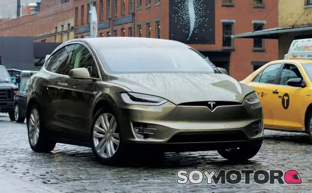 De Tesla Model X rolt door het stadsverkeer - SoyMotor