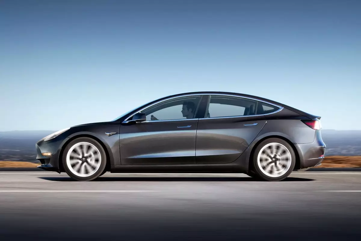 Tesla Model 3 Dual: 0 a 100 nan 3.6 segonn