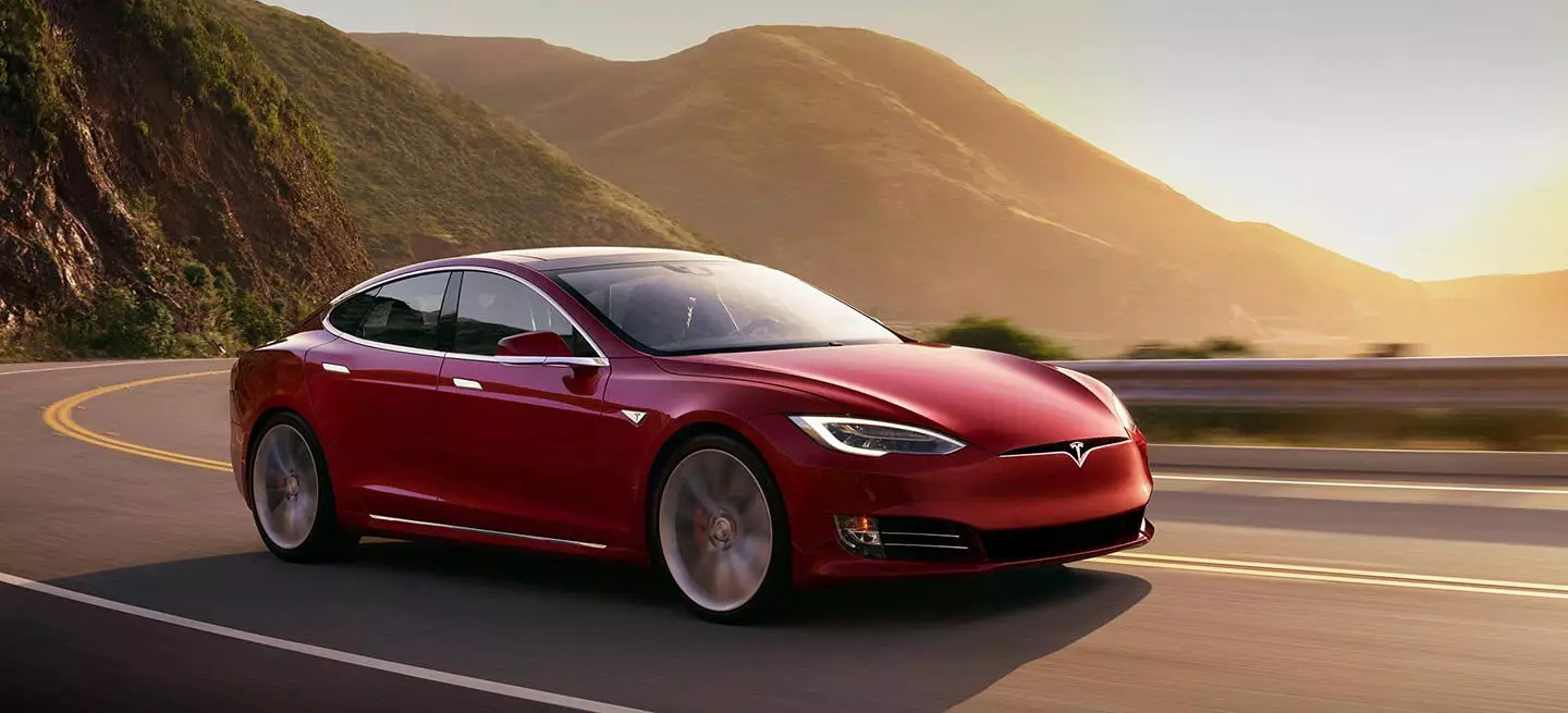 Tesla raple 53,000 Modèl S ak Modèl X pou revize