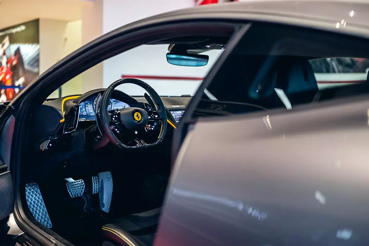 ferrari-roma-madrid-interieur-sojamotor.jpg