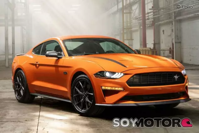 2020 Ford Mustang: sarbide bertsioa, orain 330 zaldi dituena