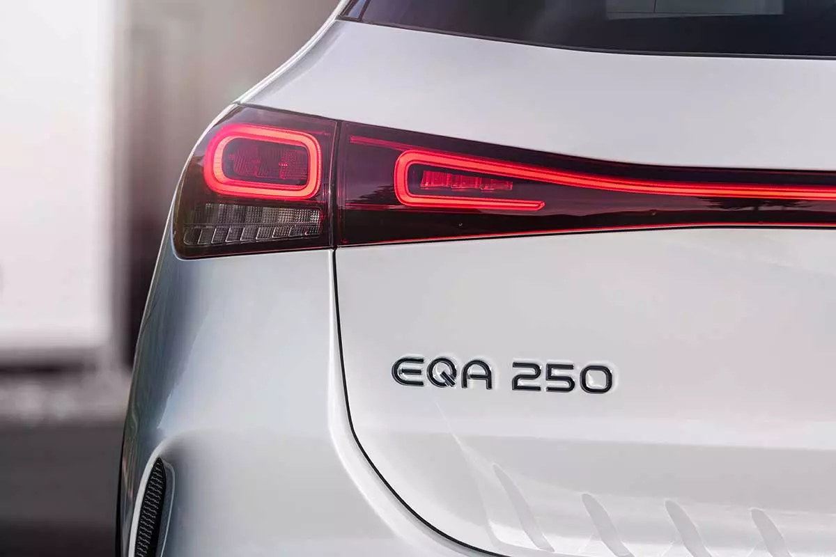 Mercedes-Benz EQA 2021 начал продаваться с механической конфигурацией EQA 250, хотя в мае 2021 года были анонсированы две новые версии — EQA 300 4Matic, EQA 350, которые поступят в продажу до конца года.