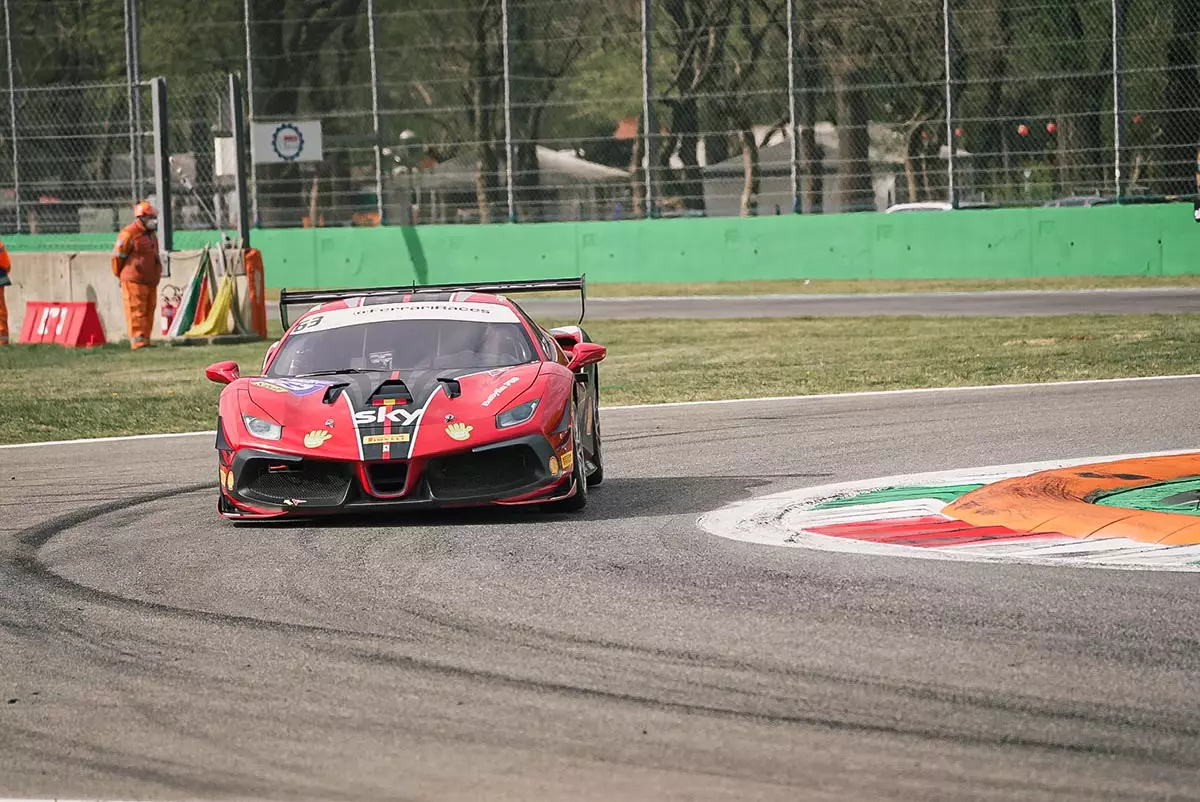 Sergio Paulet debutearret yn 'e Ferrari Challenge mei oerwinning