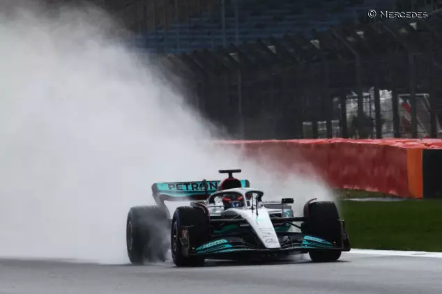 Mercedes, proti búrke Eunice v deň natáčania jej W13