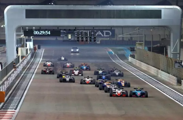 Asian F3 2021, Race 14: Vidales raqiblarining “ochiq bar”i tufayli shohsupasiz qoldi