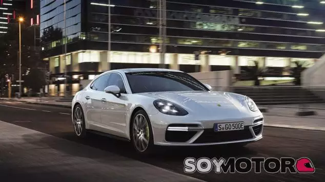 The Porsche Panamera 4 E-Hybrid was presented in Paris, but there was still one more surprise