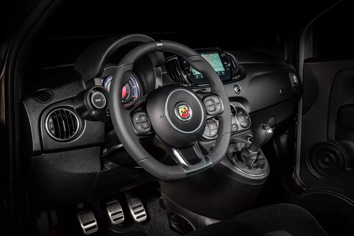 abarth_f595_2021_5.jpg