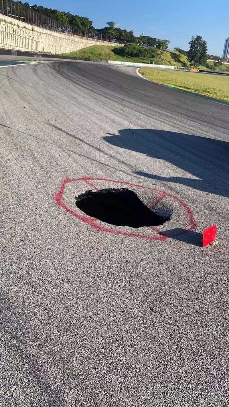 Timigu ĉe Interlagos: Sinkhole sur la trako... kaj ili daŭre kuras!