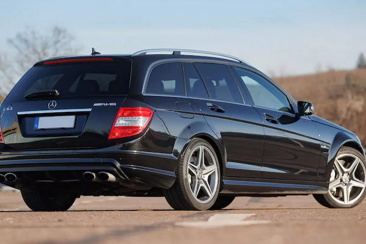 2010-mercedes-benz-c63-amg-estate-michael-schumacher2-soymotor.jpg