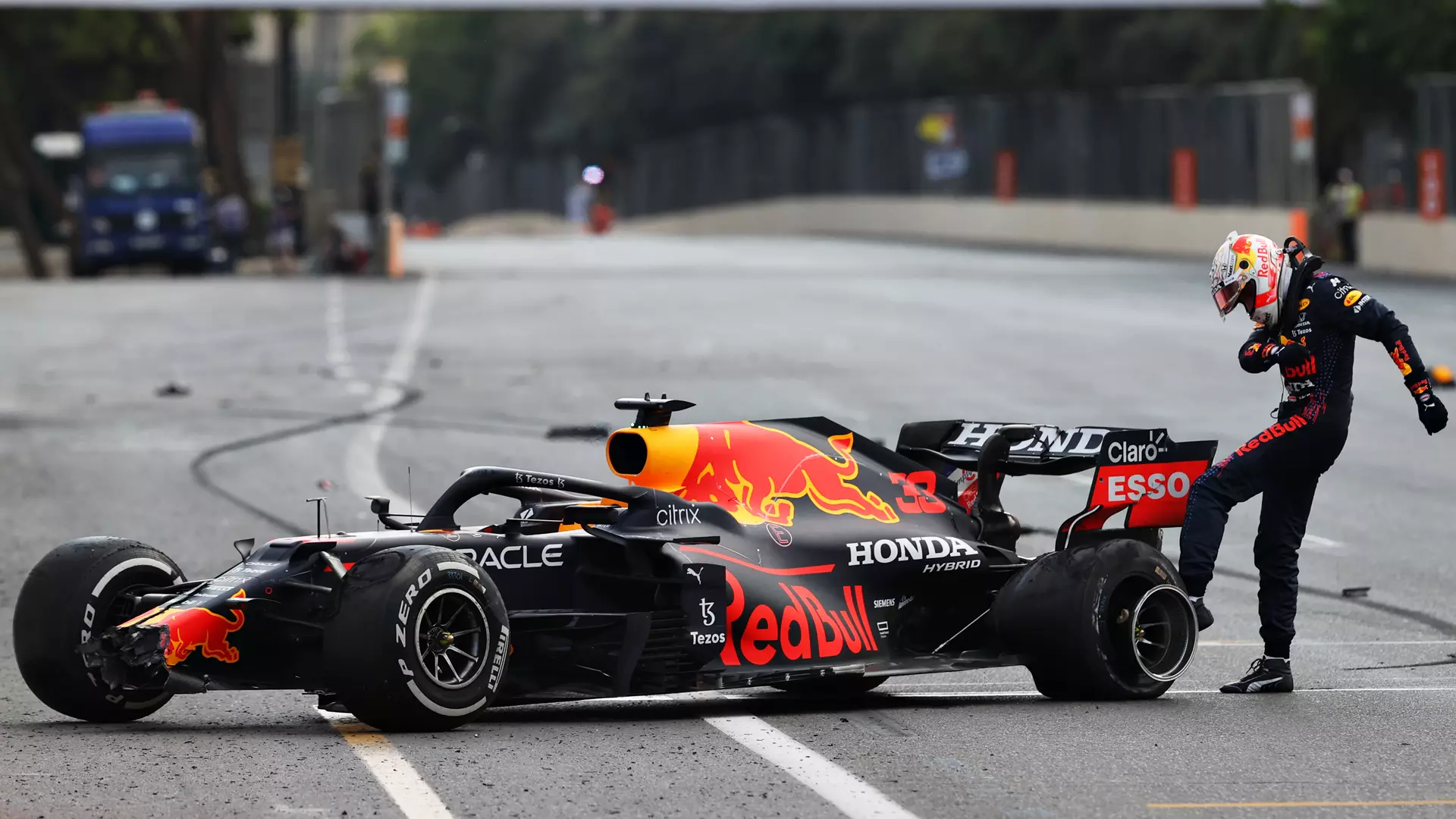 verstappen-kick-baku-soymotor.jpg