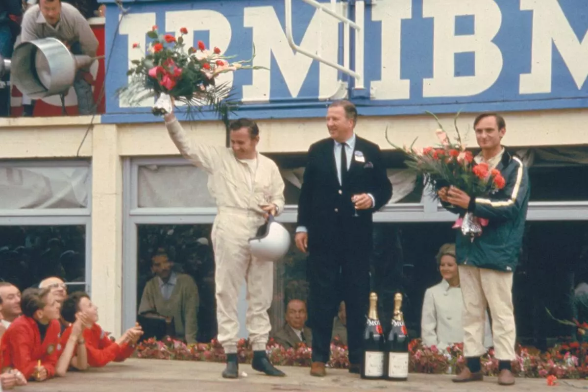 Bruce McLaren၊ Henry Ford II နှင့် Chris Amon စင်မြင့်ပေါ်ရှိ 1966 Le Mans 24 နာရီ