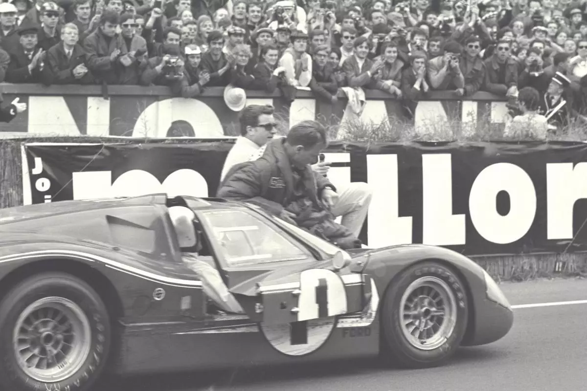 Foyt memandu ke garisan penamat manakala Gurney duduk di atas tudung - Le Mans, Perancis, 1967