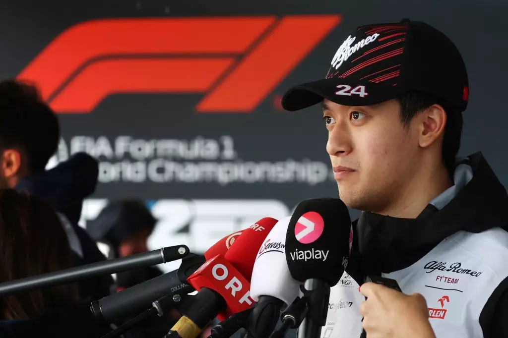 Zhou ricevis rasismajn komentojn post sia alveno en F1: