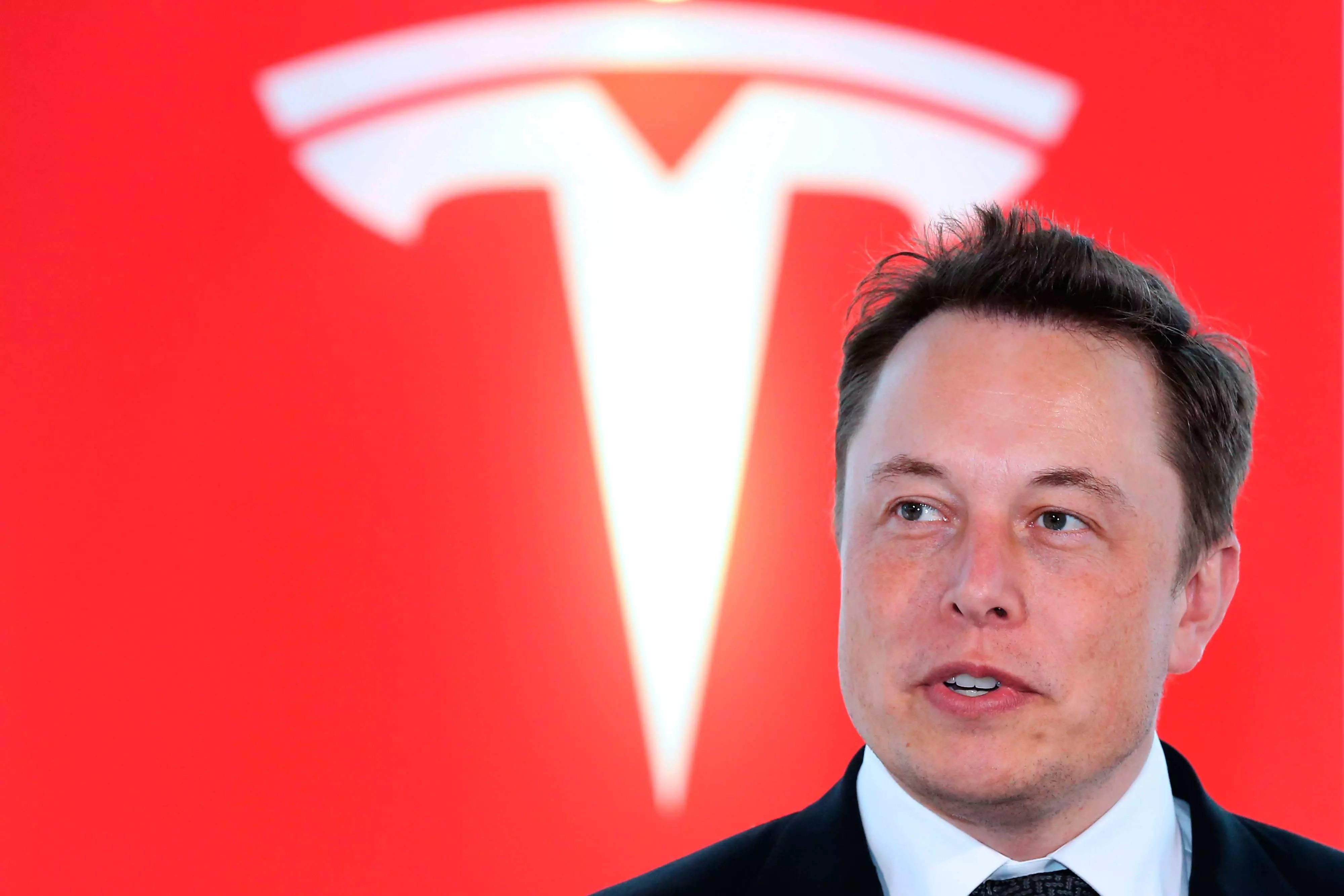 Ua tuuaia e Elon Musk Joe Biden i le natia o le igoa o Tesla