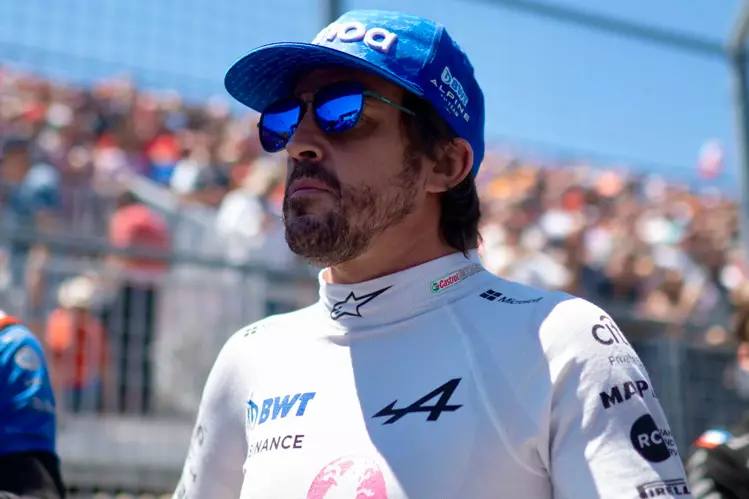 Fernando Alonso, oo ahaa ninkii saxiixyada la yaabay