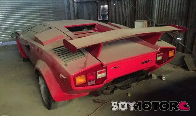 Tá an Lamborghini Countach S seo ar cheann de na feithiclí a bhí le feiceáil sa scioból seo - SoyMotor