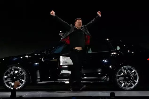 Elon Musk pri dodávke prvých kusov modelu S Plaid