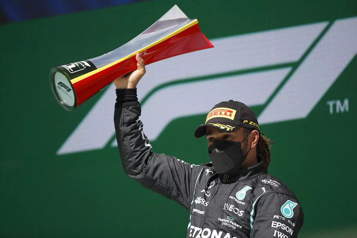 Hamilton nyapu Verstappen lan Bottas kanggo menang ing Portugal