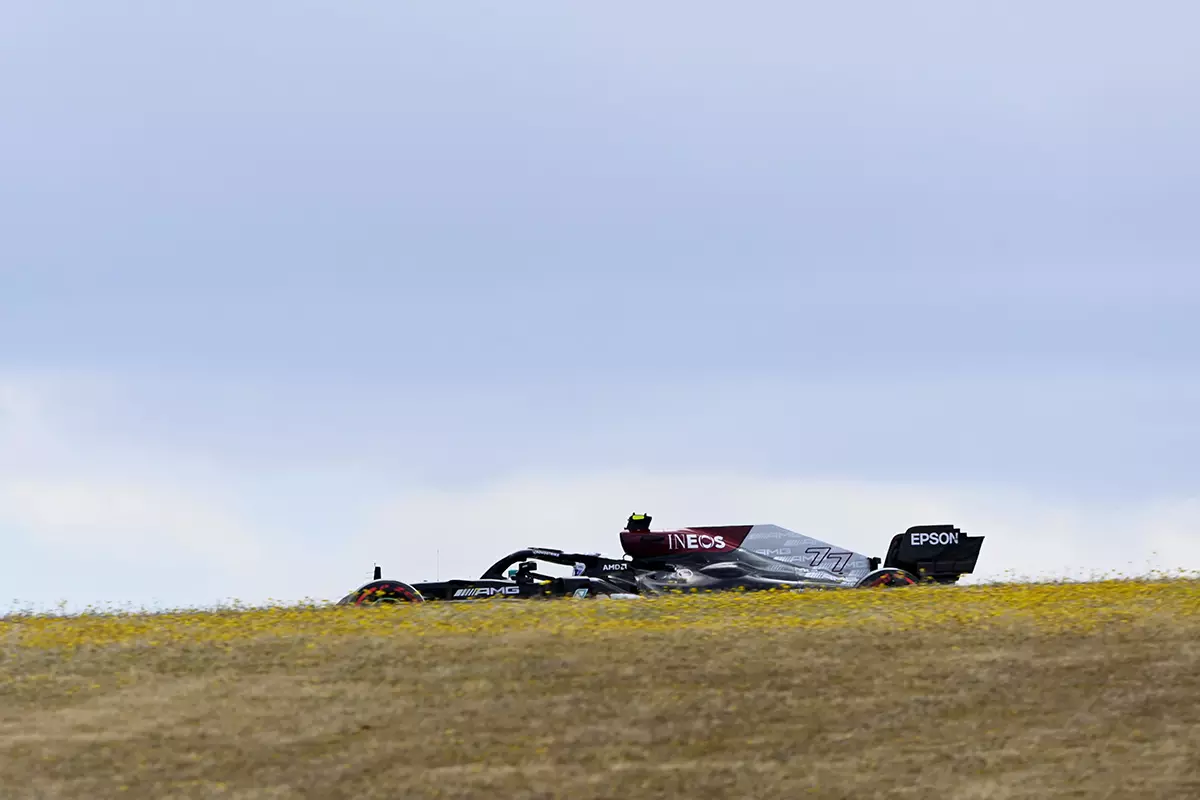 Bottas 'reuni' lan entuk Pole ing Portugal; Sainz kaping lima