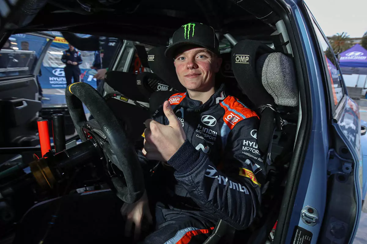 Oliver Solberg dia hihazakazaka any Sardinia amin'ny Hyundai i20 Coupé WRC