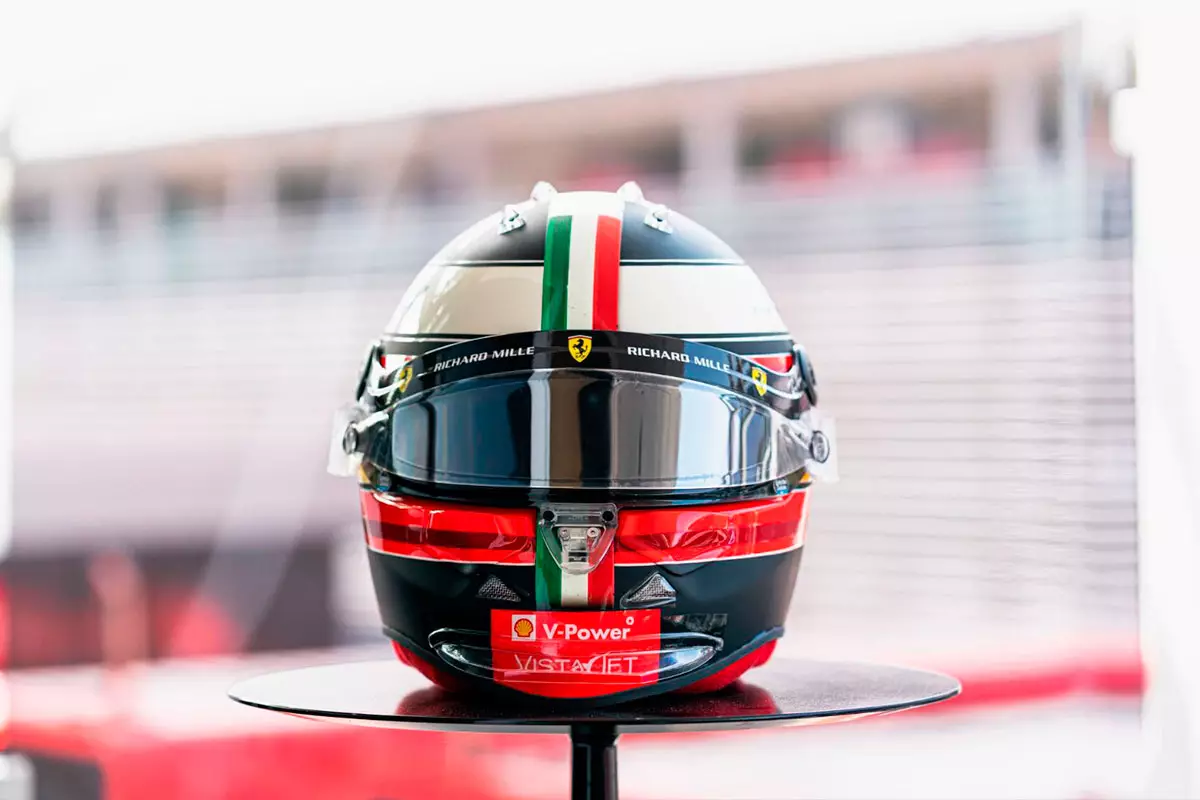 sainz-helmet-monza-front-soymotor.jpg