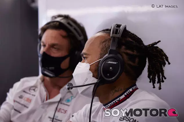 Hamilton mungkir yén anjeunna ambek ka Mercedes: