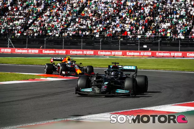 Hamilton yn 'pokes' Pérez: