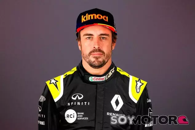 UFernando Alonso ugqoke njengeRenault, montage