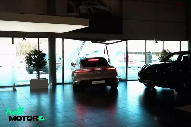 Rusa Jutubisto Frakasas Novan Porsche Taycan ĉe la Koncesio