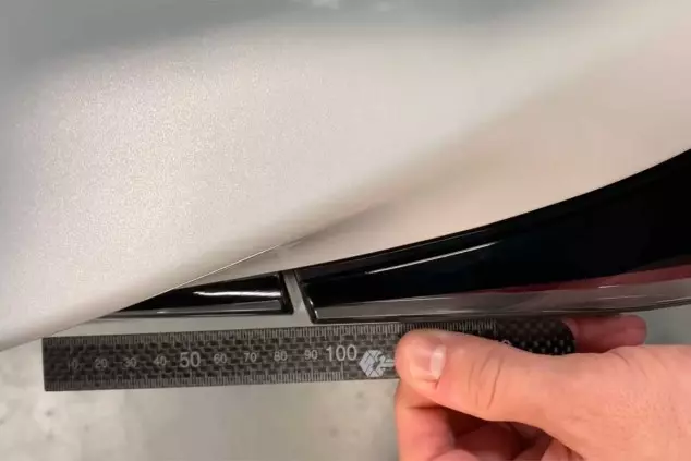 Luz traseira direita de um Tesla Model 3, imagem de Sandy Munro