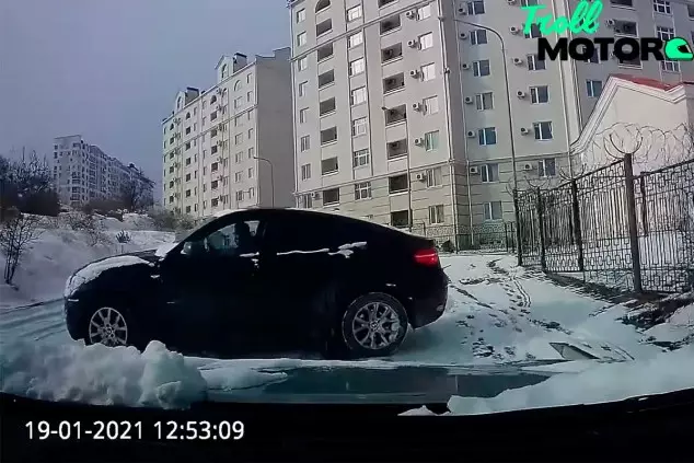 Katzenartige Reflexe, um einem Auto auszuweichen, das durch den Schnee schlitterte