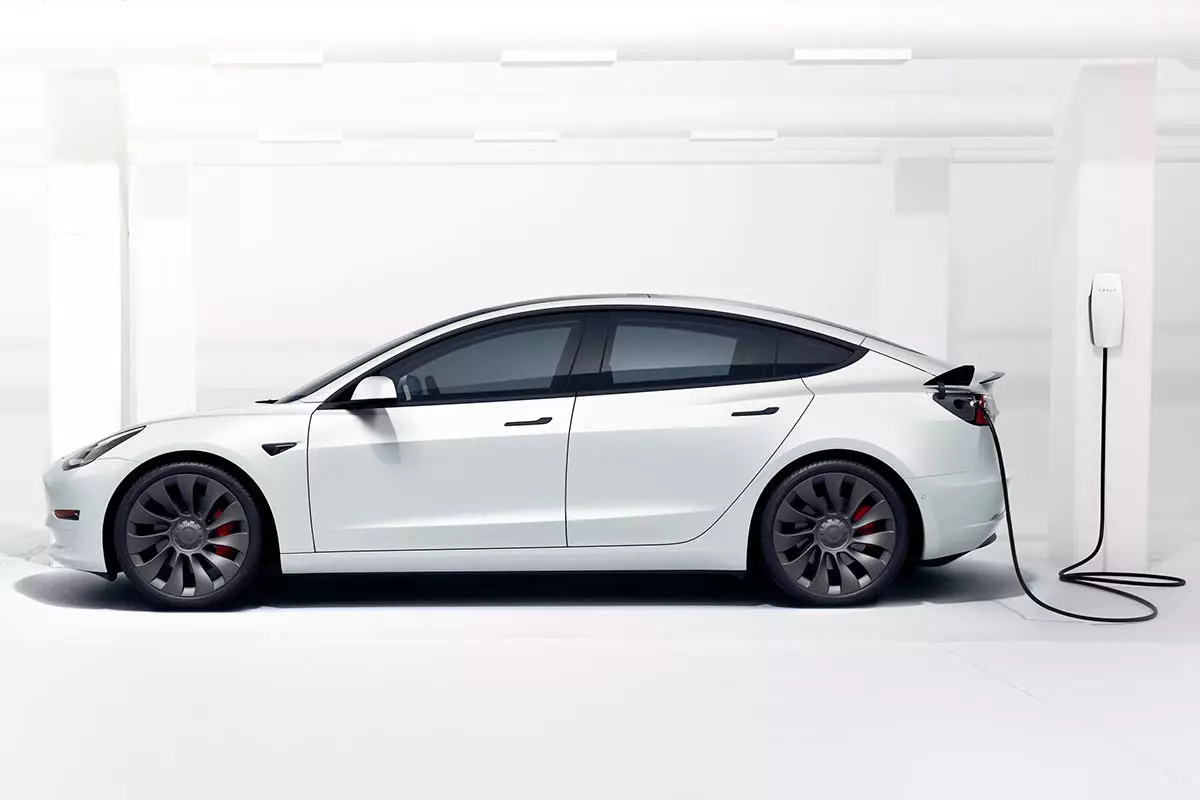 Tesla Model 3 доступна в Испании по цене от 48 990 евро в варианте Standard Plus Autonomy, 54 990 евро в варианте Great Autonomy и 62 990 евро в варианте Performance.