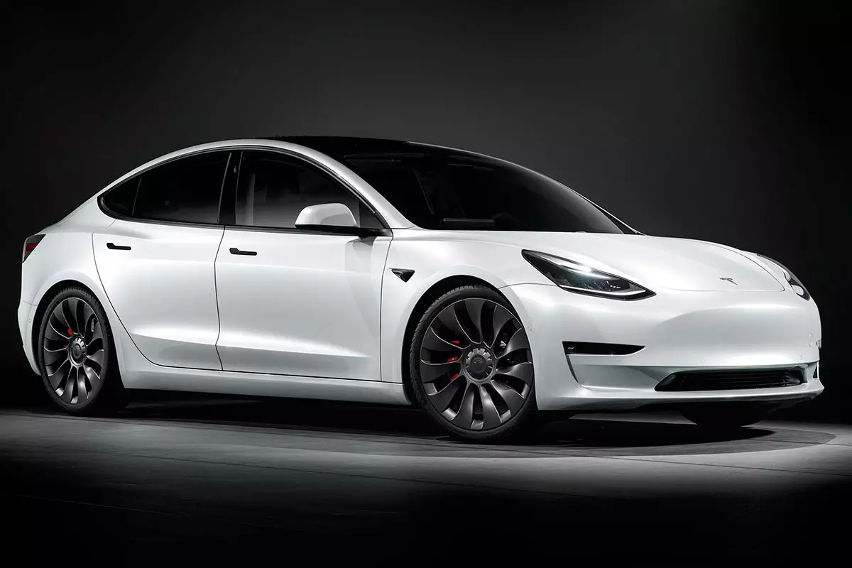 Tesla-model-3-three-soymotor.jpg