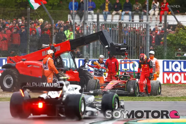 Sainz odstupuje na začiatku Imoly po údere od Ricciarda