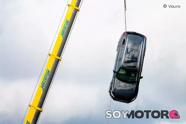 Titeann Volvo gluaisteáin nua ó airde 30 méadar