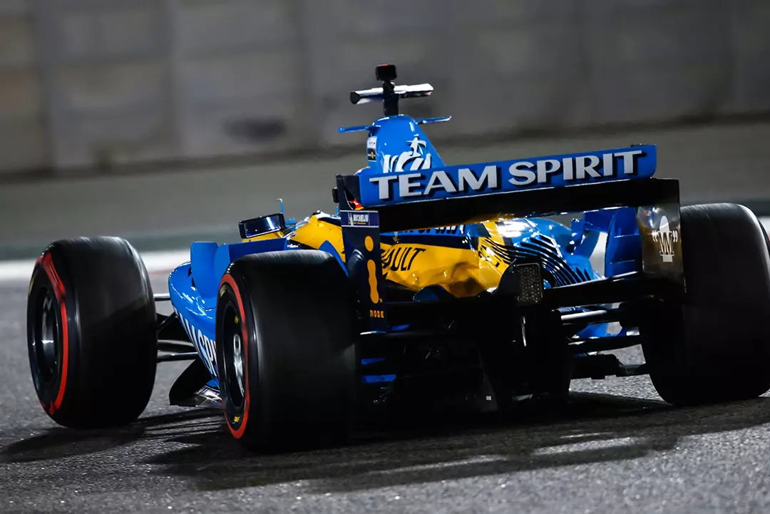 Alonso sorprende cos seus tempos ao volante do Renault R25 en Abu Dabi