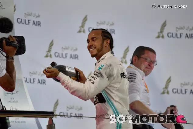 F1 üçünji kurs: Netflix öň Hamilton we Mersedes gözledi