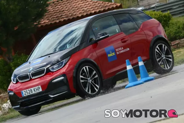 Ba al dakizu elektriko bat gidatzen? RACE eta BMWek irakasten dizute