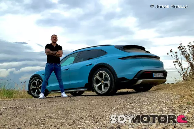 Porsche Taycan Cross Turismo 2021: leictreacha, eachtrúil agus níos versatile