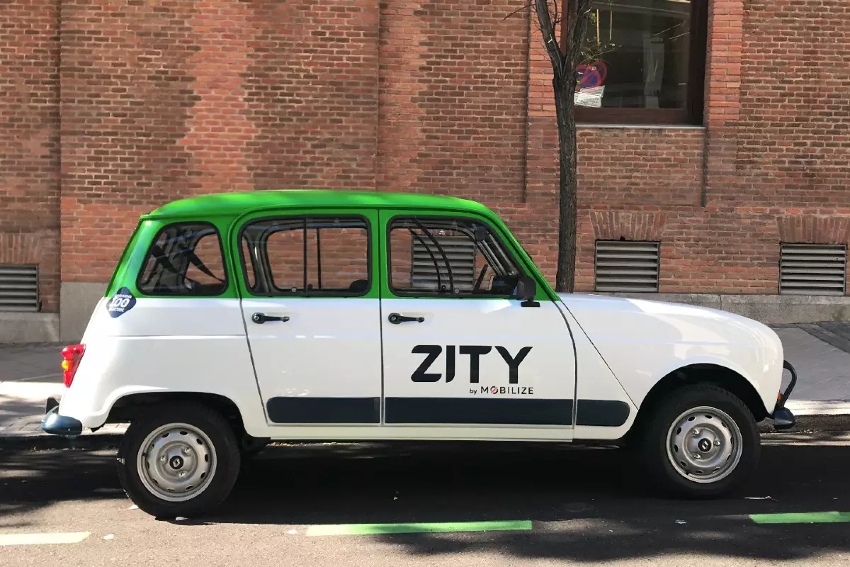 O Renault 4L volve á vida como eléctrico e grazas ao carsharing