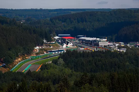 Spa lager et miniTomorrowland med 35 DJ-er for å kjempe om hans F1 GP