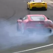 Vettel Ferrari F12 සමඟ ප්ලාවනය කරන ආකාරය අපට උගන්වයි