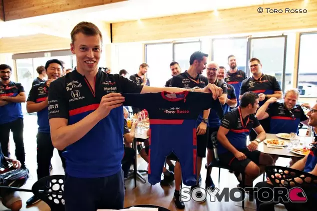 Daniils Kvjats un Toro Rosso dāvana - SoyMotor