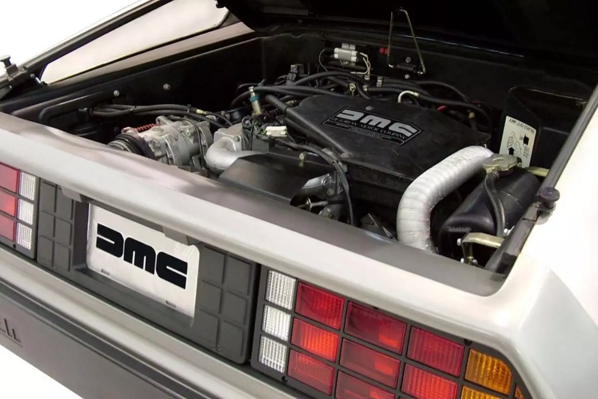 Delorean DMC–12: 80-yillar belgisi uchun to'g'ri dvigatel