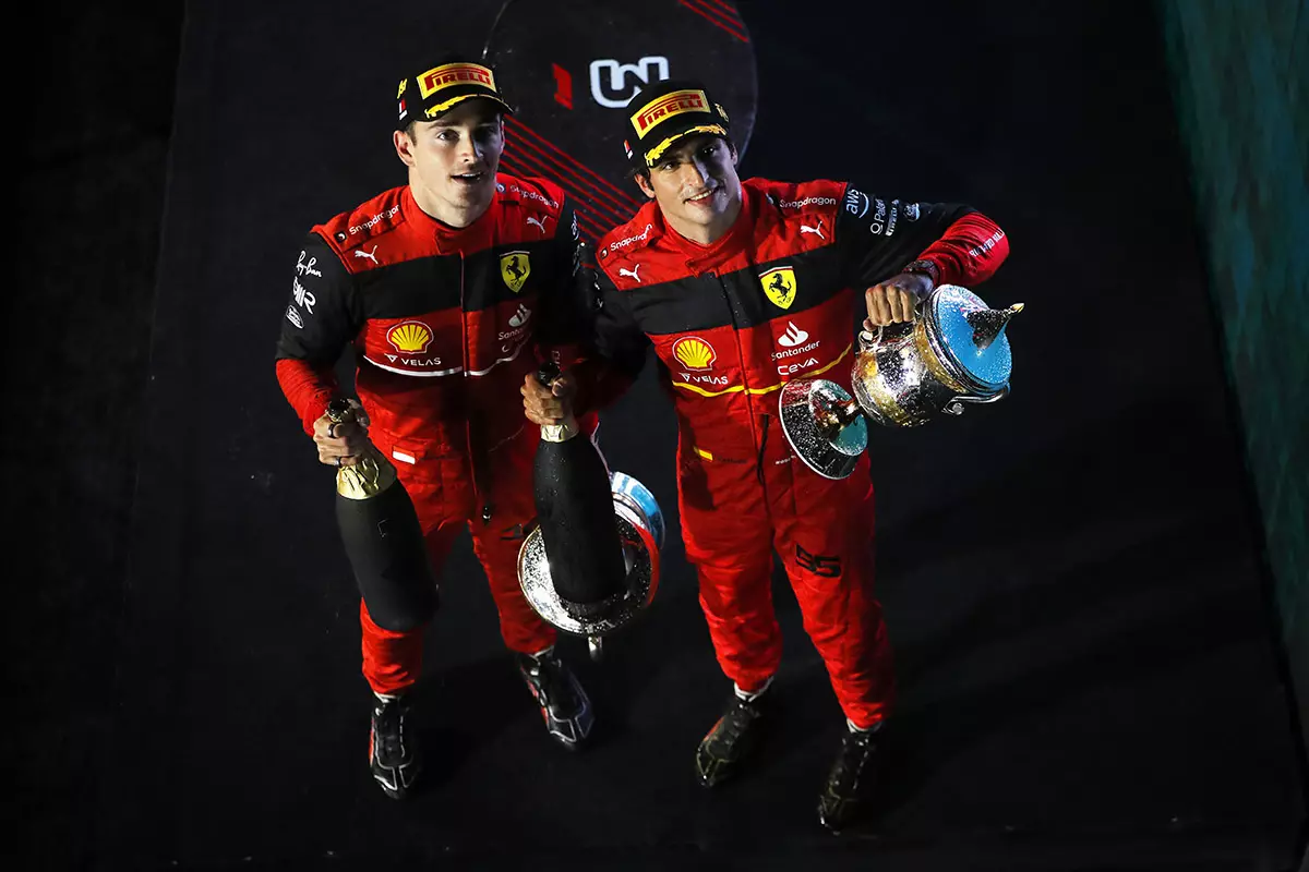 Leclerc víťazí v Bahrajne a Sainz je druhý; Verstappen, zlyhanie a opustenie