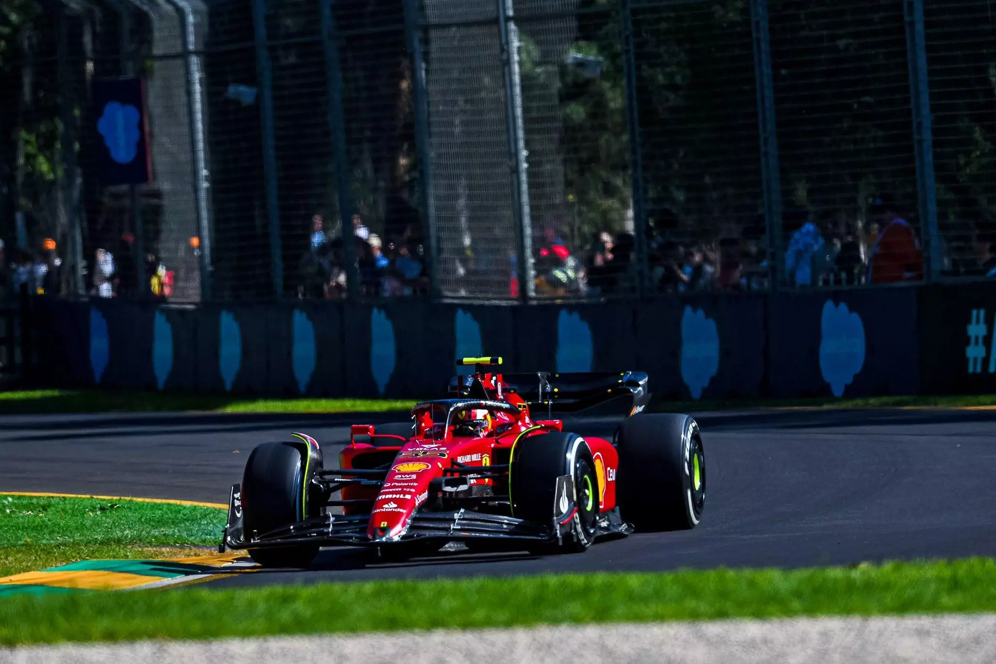 Сайнс возглавляет Free Practice 1 в Австралии, за ним следует Леклерк; Red Bull внимательно следит за ними