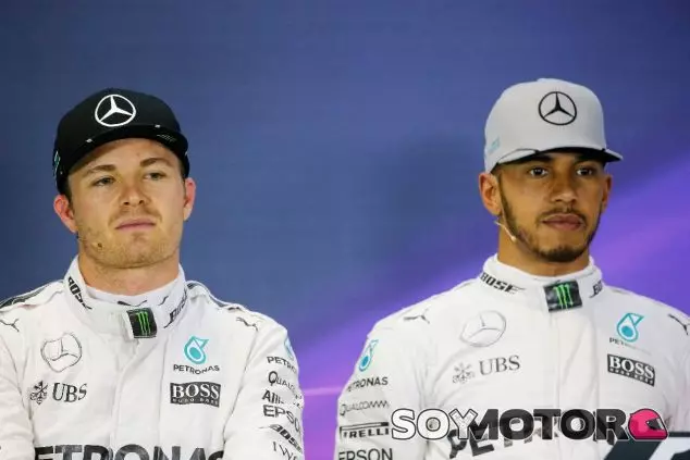 Lewis Hamilton (höger) med Nico Rosberg (vänster) – SoyMotor.com