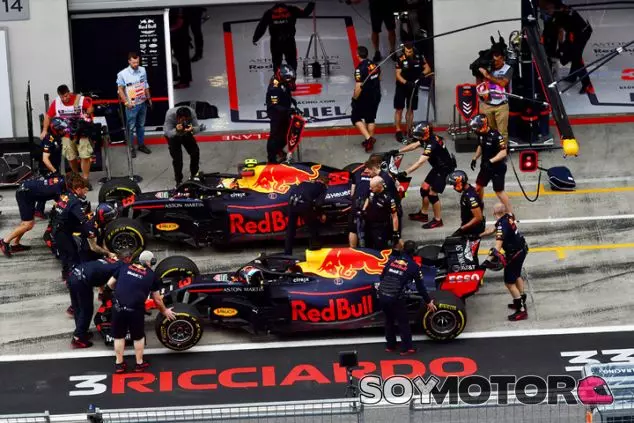 Max Verstappenin ja Daniel Ricciardon RB14:t Itävallassa