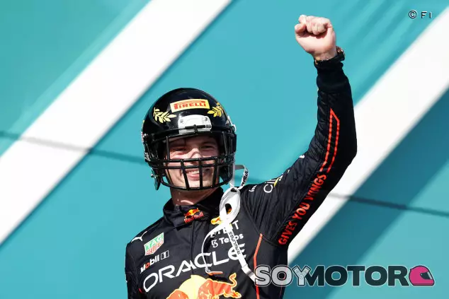 Verstappen vyhrává další duel proti Leclercovi v Miami; Sainzovo pódium