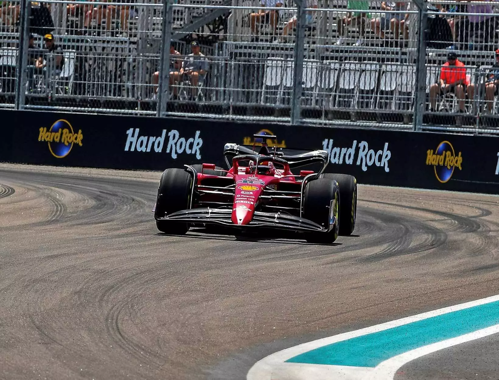 Leclerc vezeti az első edzéseket Miamiban; Verstappen, problémákkal